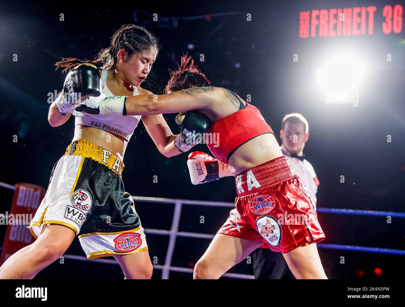 Hamburg, Germany. 03rd Oct, 2022. The 21-year-old Fai Phannarai (l ...