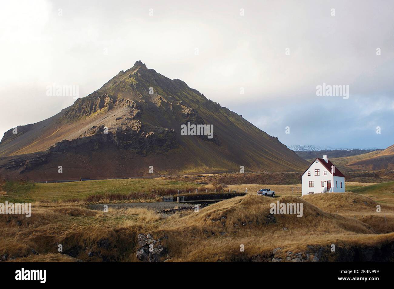 Car near house hi-res stock photography and images - Alamy