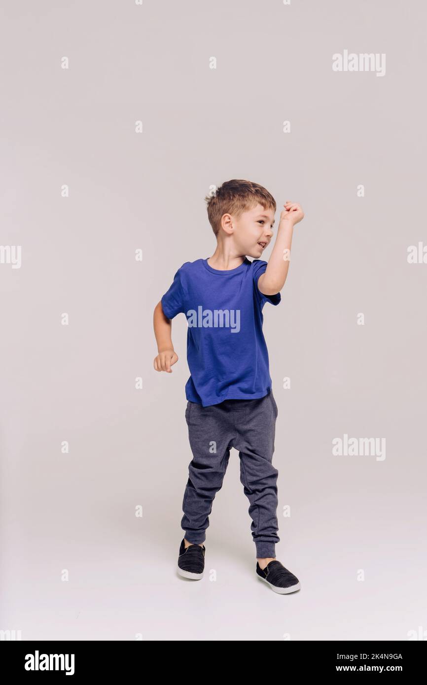 boy wearing blue t-shirt on grey Stock Photo - Alamy