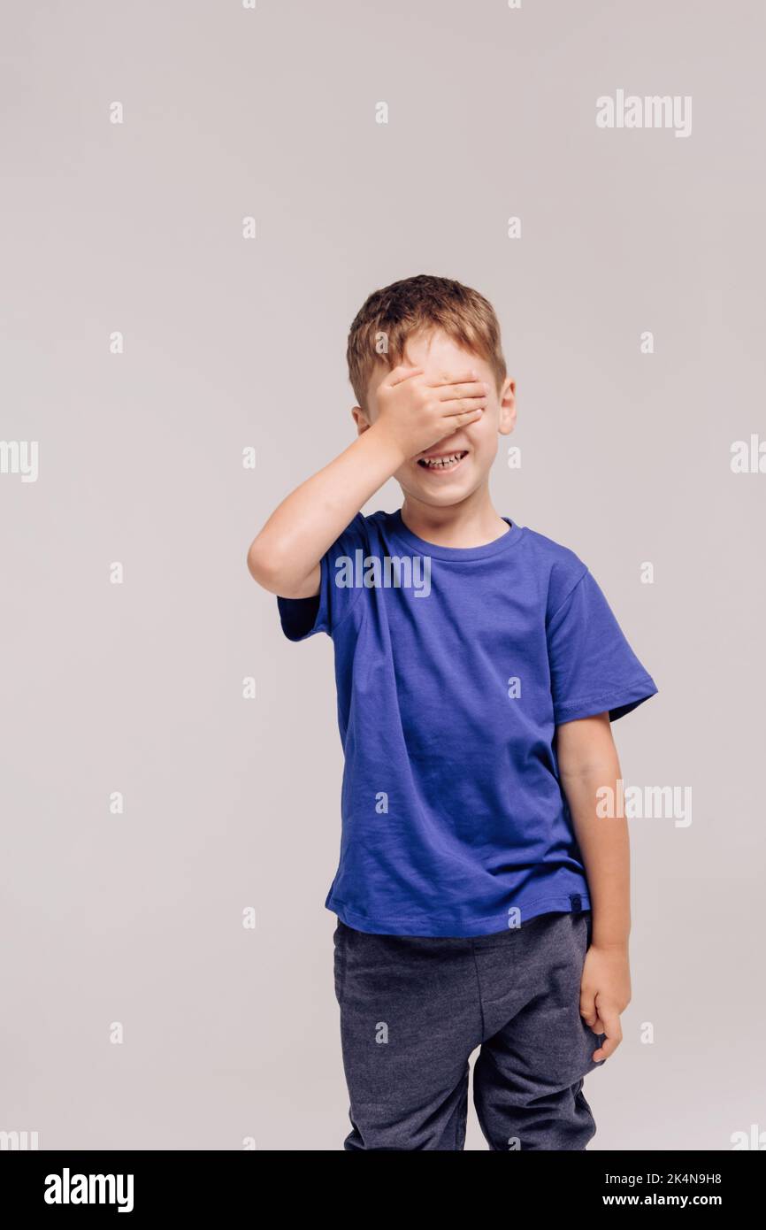 boy wearing blue t-shirt on grey Stock Photo - Alamy
