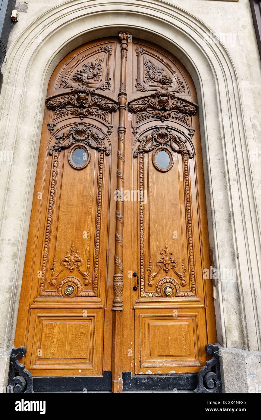 Old ornate door in Paris - typical old apartment buildiing Stock Photo ...