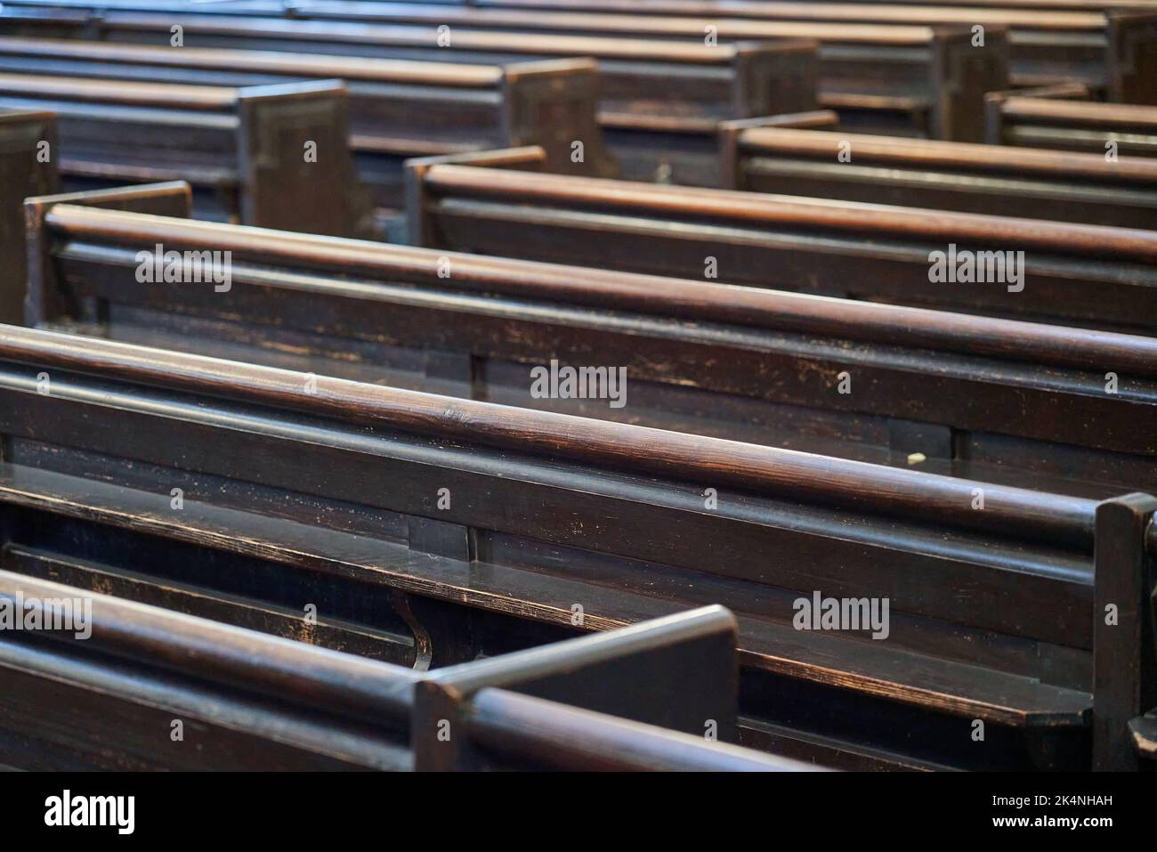 Cathedral benches rows pews hi-res stock photography and images - Alamy