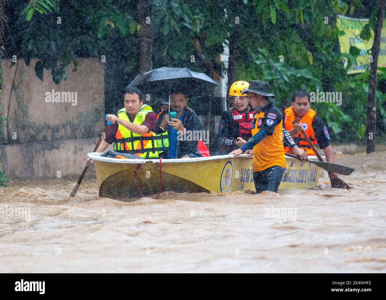 Volunteers from Volunteer Center of Civil Defense Department (opphon ...