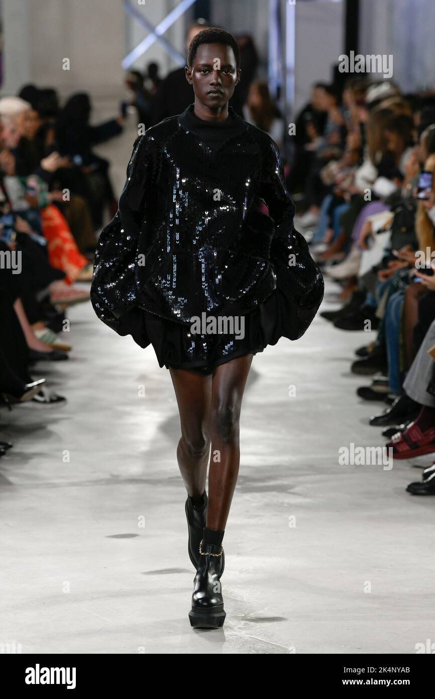 Paris, Frankreich. 03rd Oct, 2022. SACAI SS23 runway during Paris ...