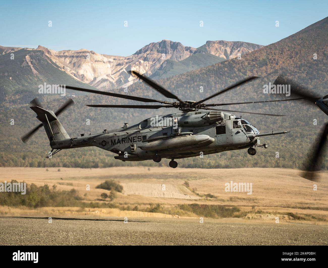 A U.S. Marine Corps CH-53E Super Stallion with Marine Heavy Helicopter ...