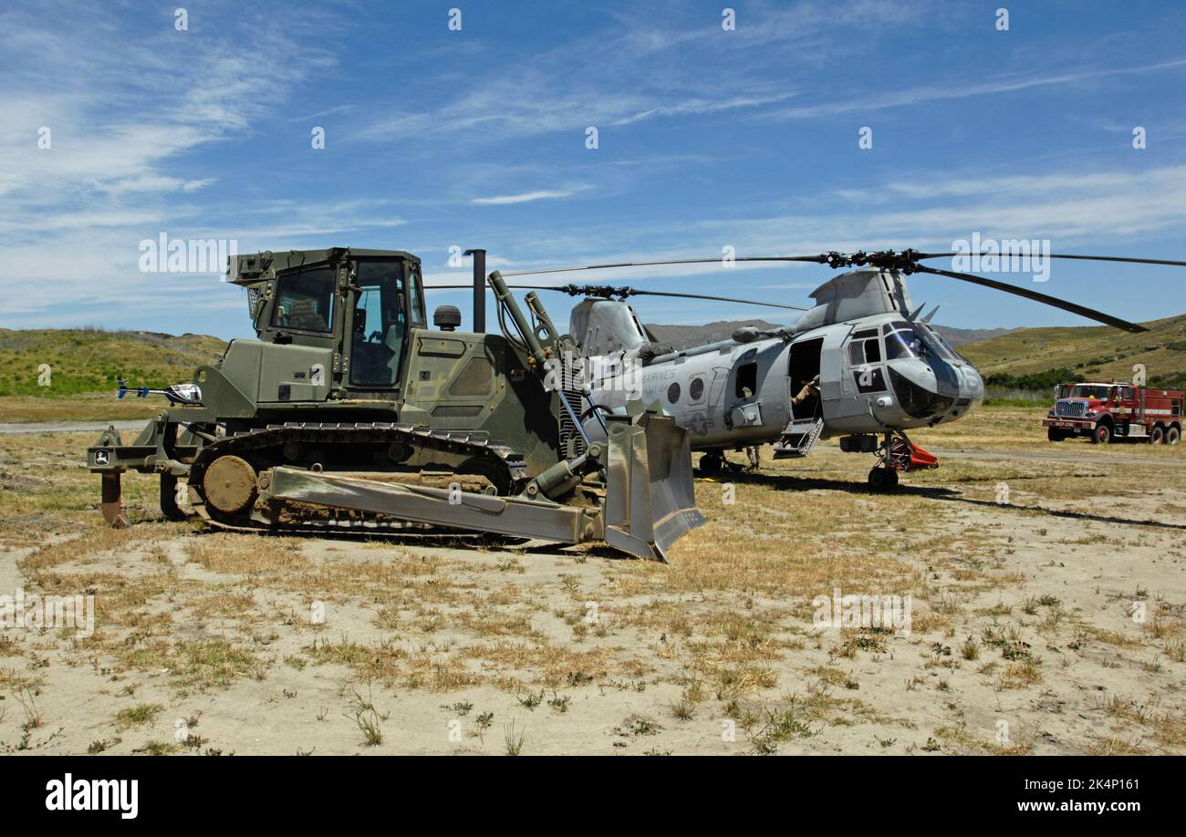 USMC CH-46E Sea Knight with a USMC John Deere bulldozer Stock Photo - Alamy