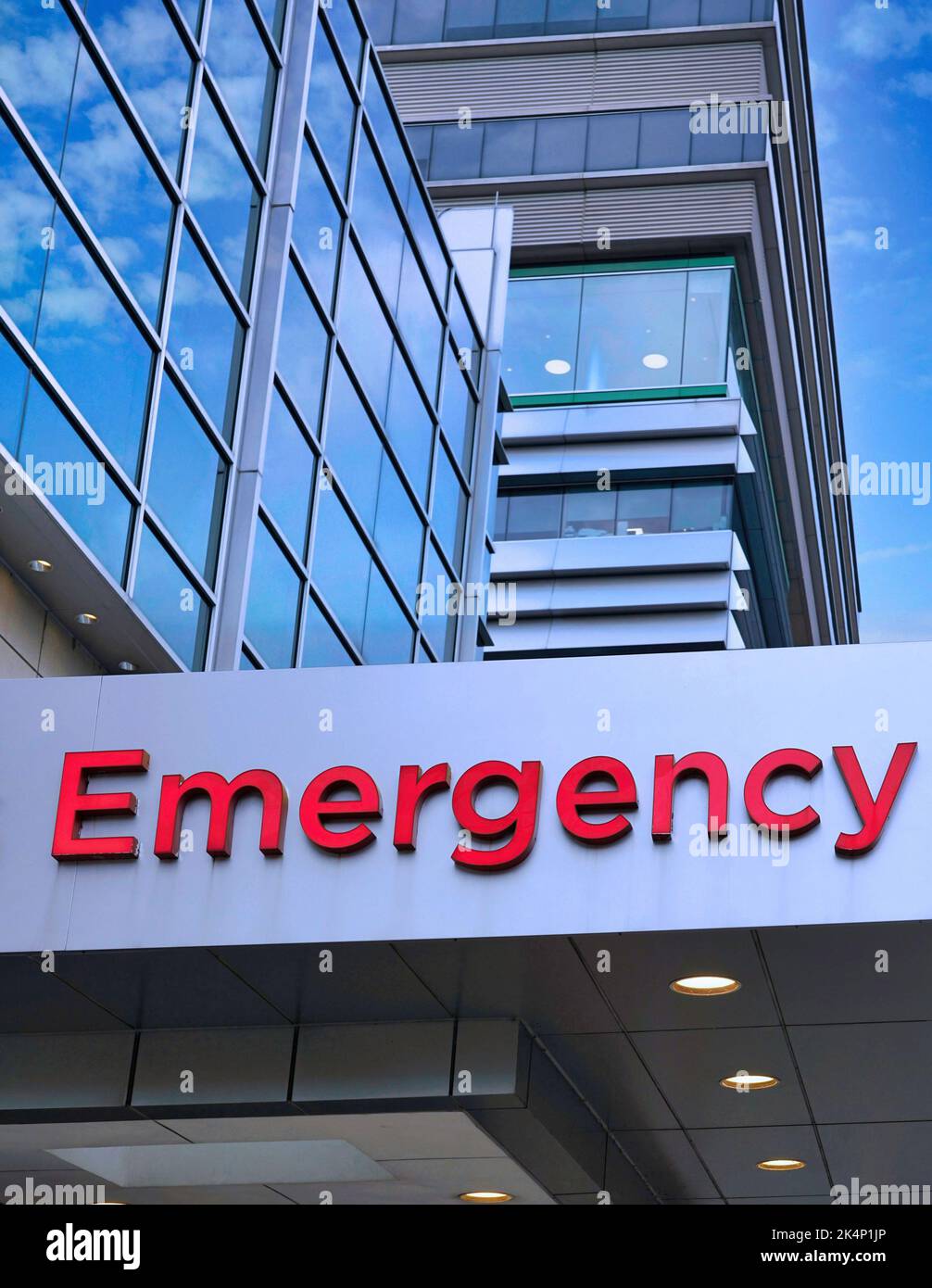 Sign in red letters above hospital emergency entrance Stock Photo - Alamy