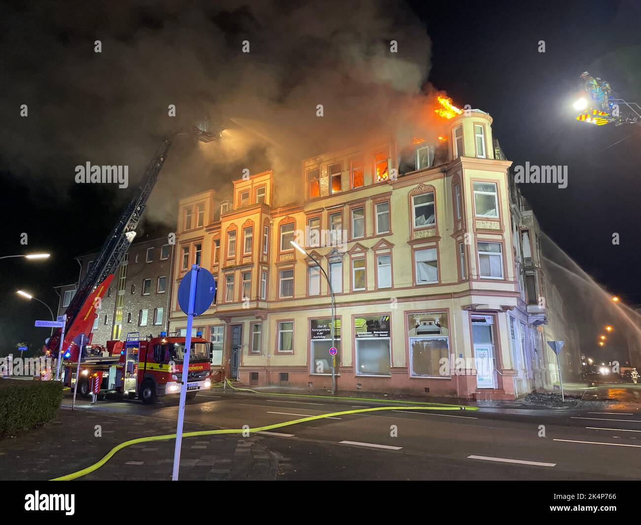 Wilhelmshaven, Germany. 03rd Oct, 2022. Firefighters extinguish at a ...