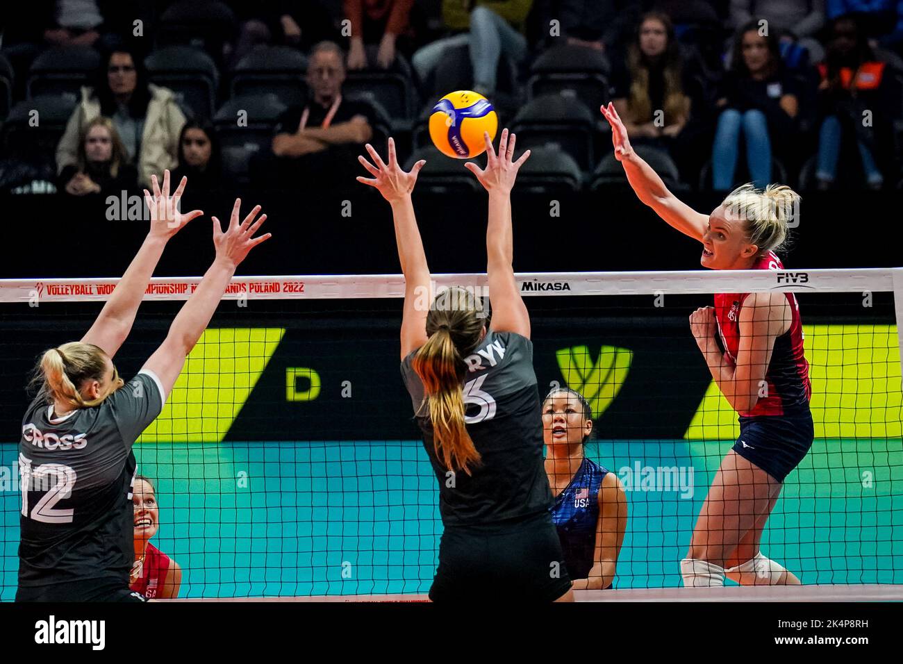 ARNHEM, NETHERLANDS - SEPTEMBER 26: Jennifer Cross of Canada and Kiera ...