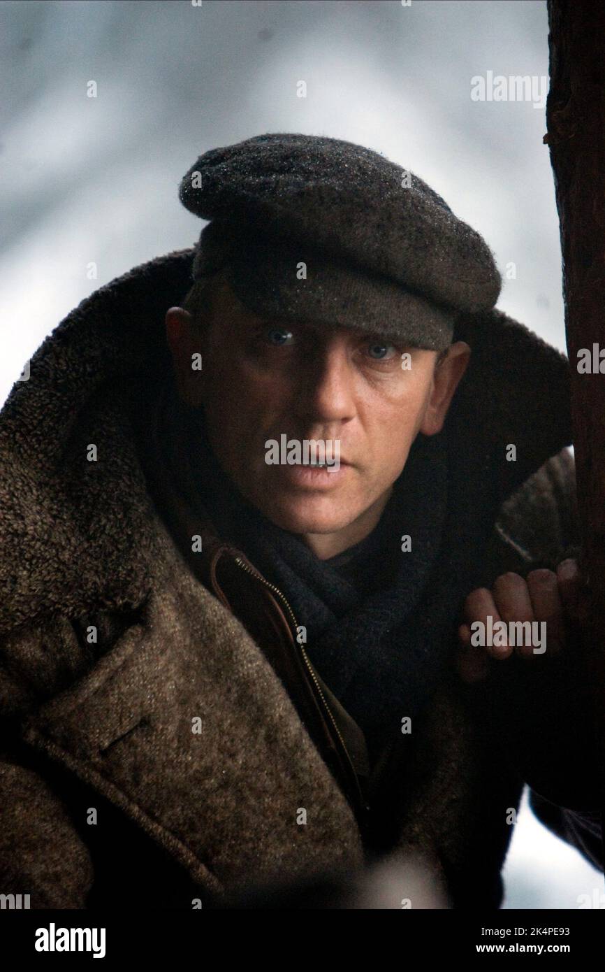 Daniel craig defiance 2008 hi-res stock photography and images - Alamy