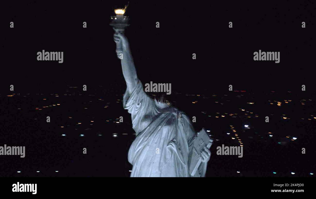 DECAPITATED STATUE OF LIBERTY, CLOVERFIELD, 2008 Stock Photo - Alamy