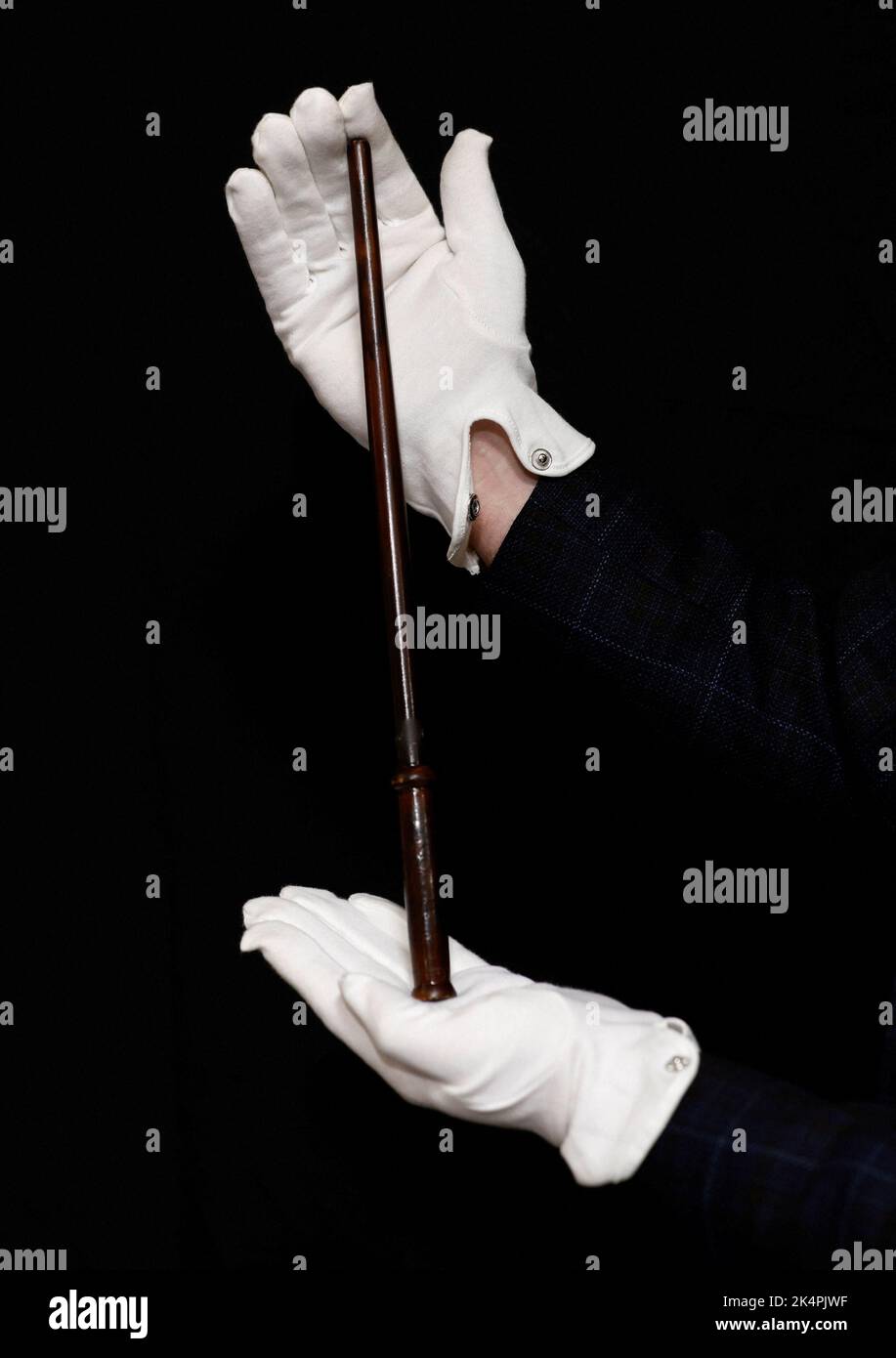Harry potter prop wand hi-res stock photography and images - Alamy