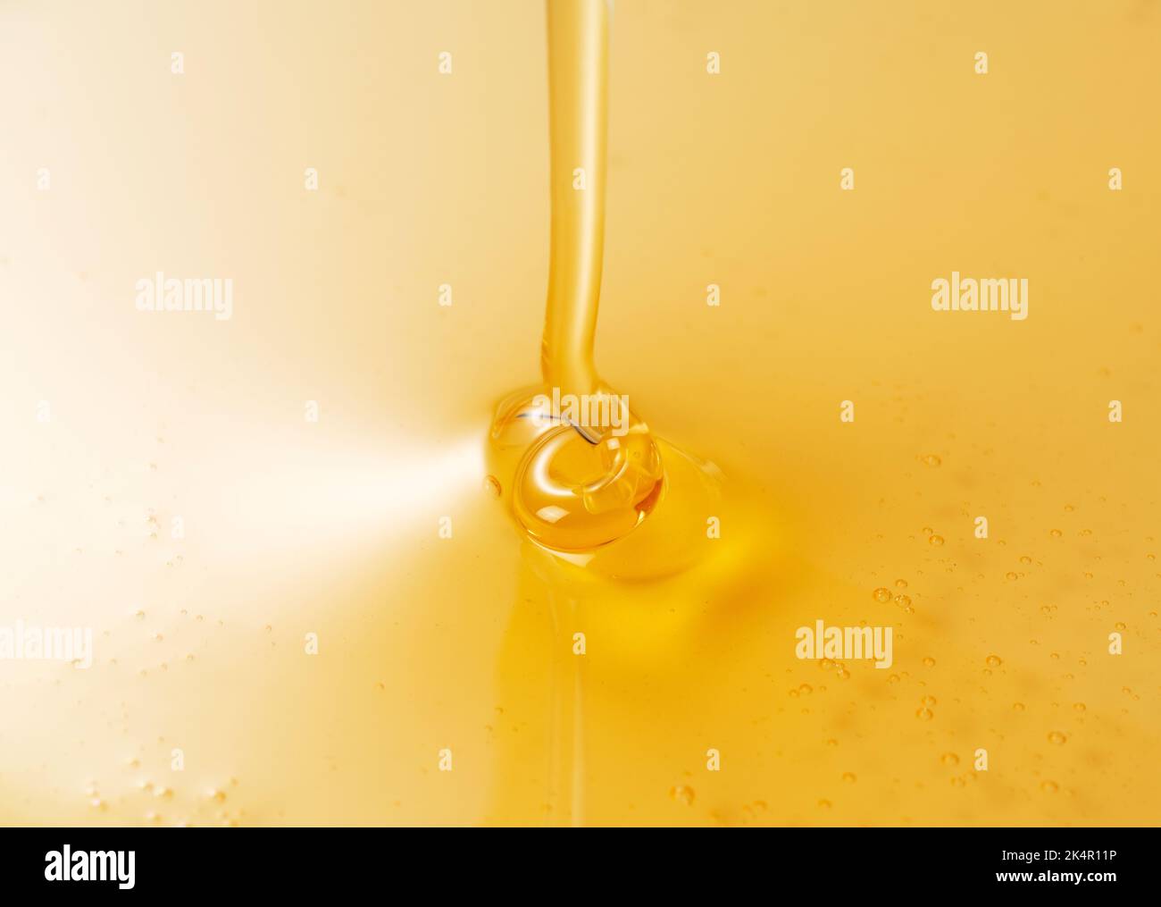 Moment of dripping honey. Close up Stock Photo - Alamy