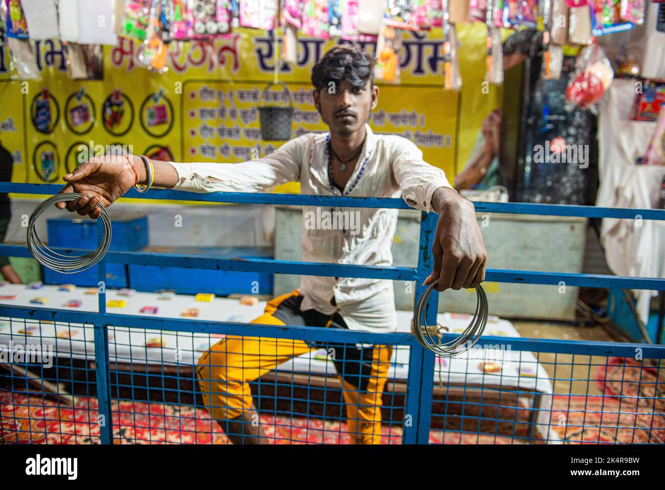 Ring throwing game hi-res stock photography and images - Alamy