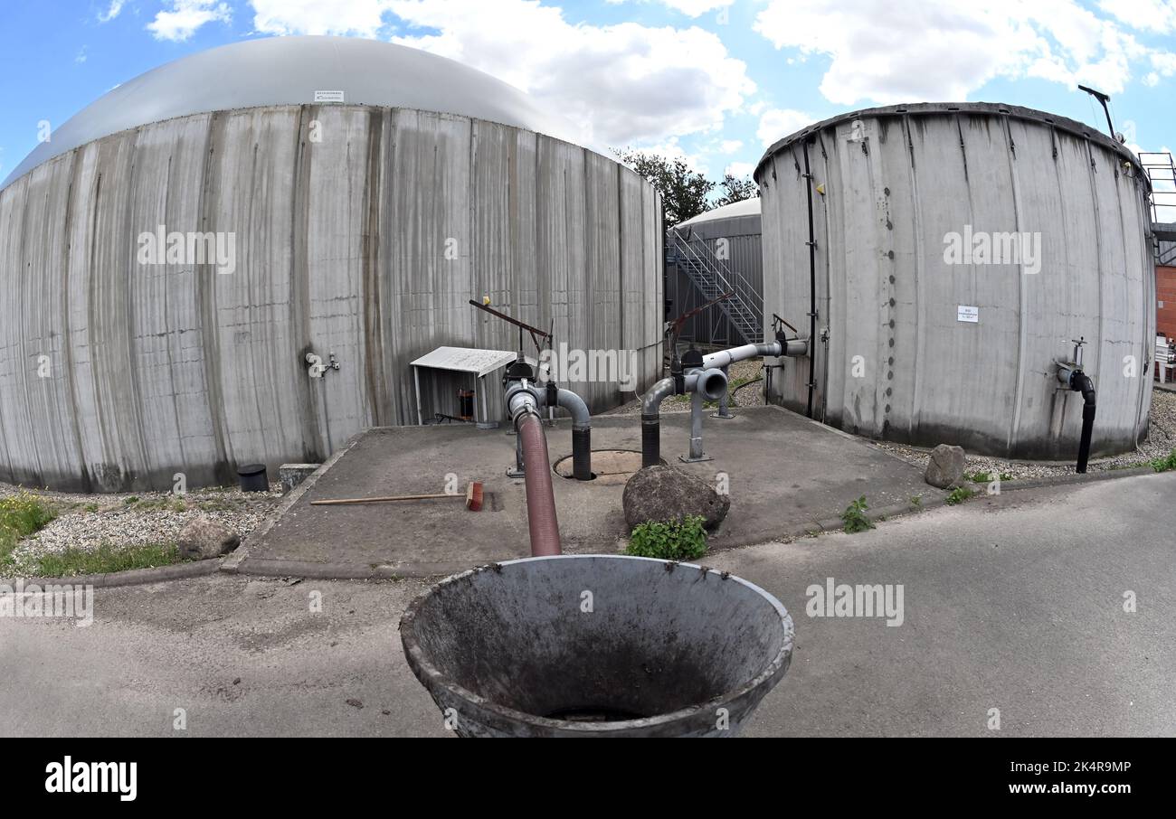 Solar power plant operates hi-res stock photography and images - Alamy