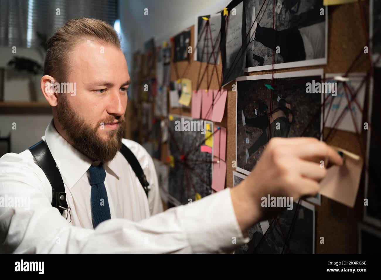 Red string board hi-res stock photography and images - Alamy