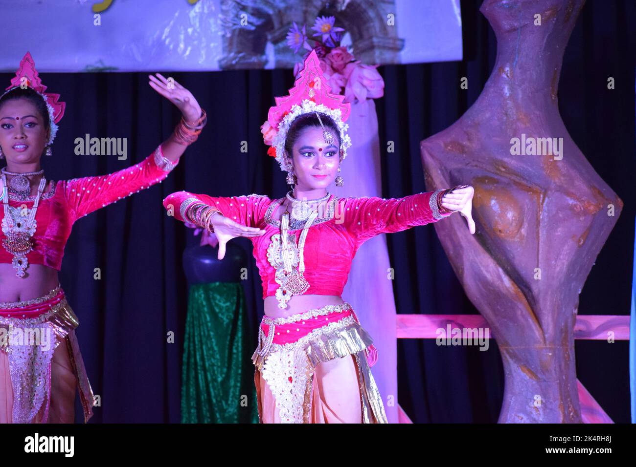 Belly dance costume hi-res stock photography and images - Alamy