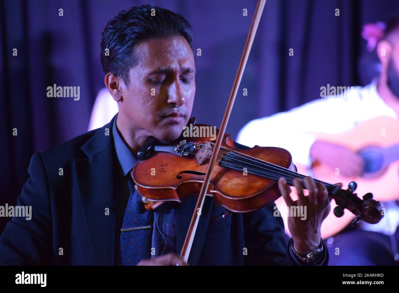 best performance of violinist Stock Photo - Alamy
