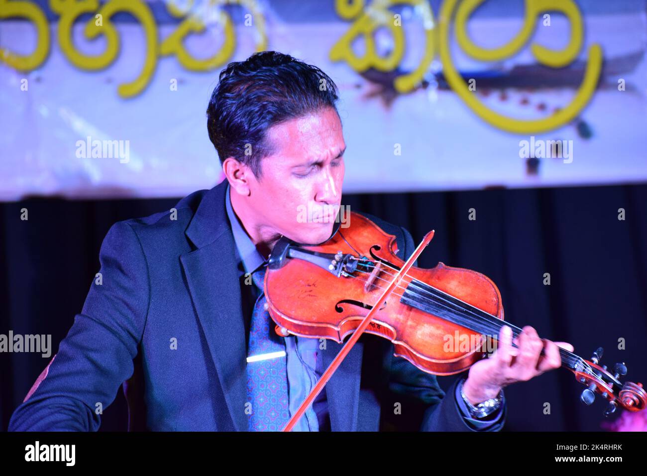 best performance of violinist Stock Photo - Alamy