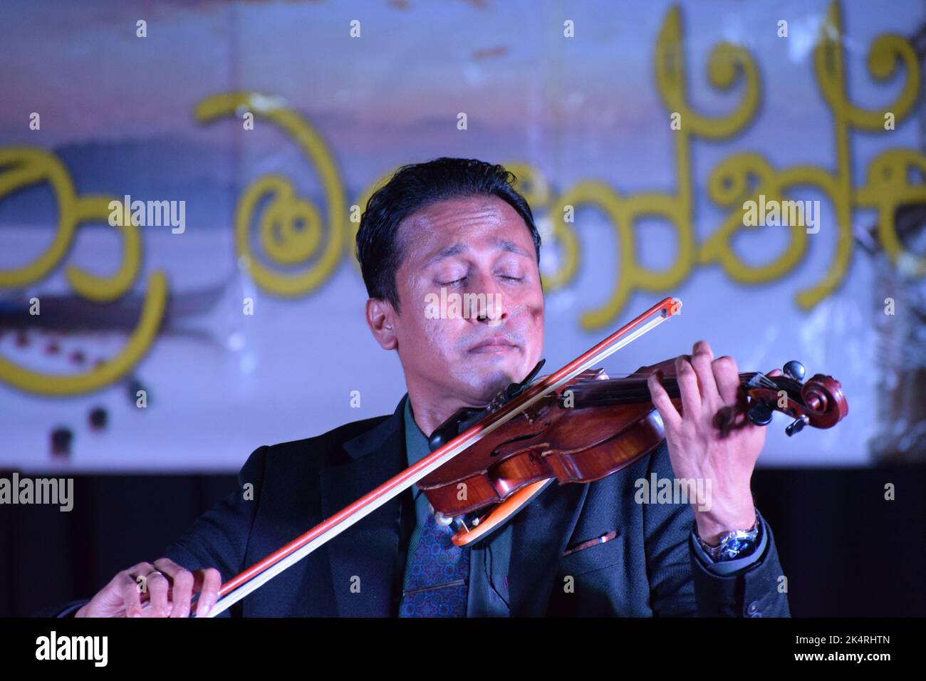 best performance of violinist Stock Photo - Alamy