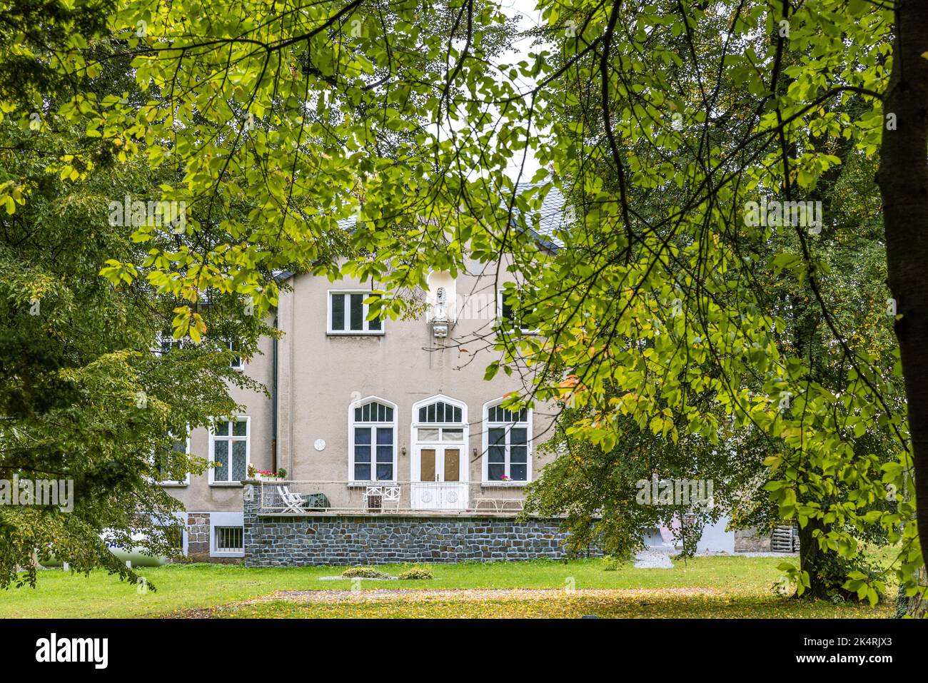 Klein Loitz, Germany. 01st Oct, 2022. Behind the Klein Loitzer Castle ...
