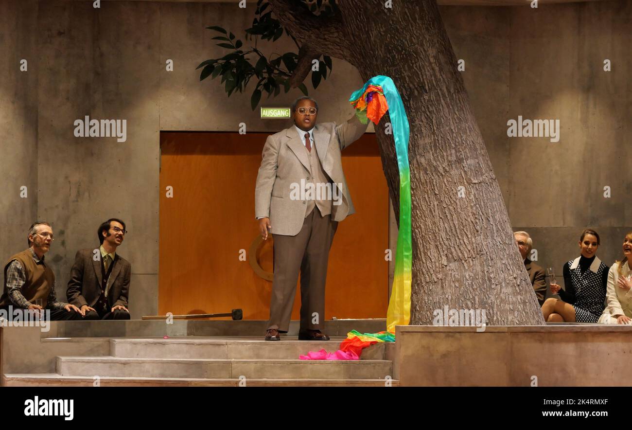 Berlin, Germany. 03rd Oct, 2022. Singer Siyabonga Maqungo (Froh, light ...