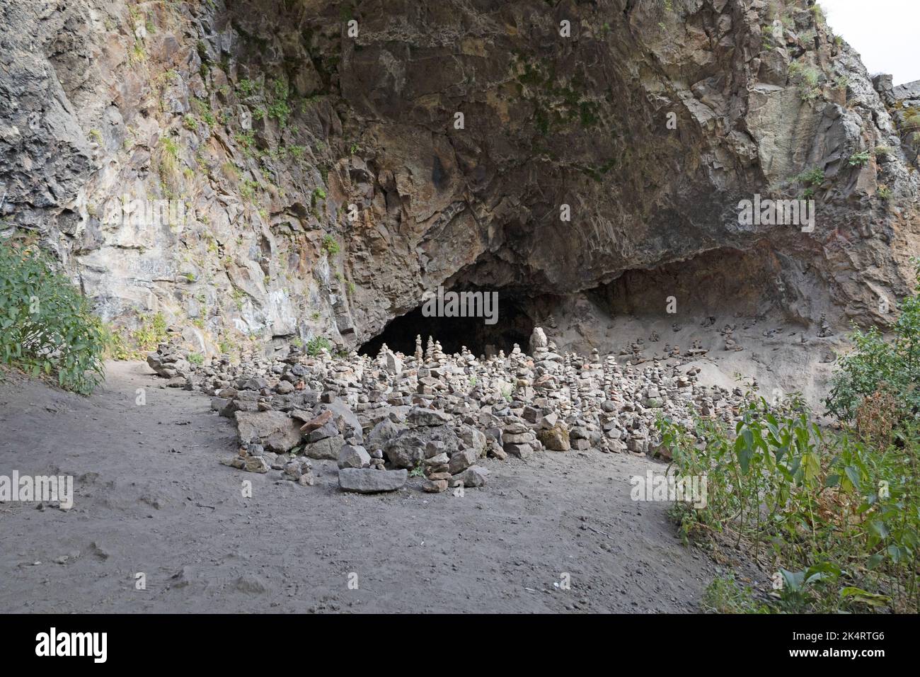 Pile of stones on a mountain top hi-res stock photography and images ...