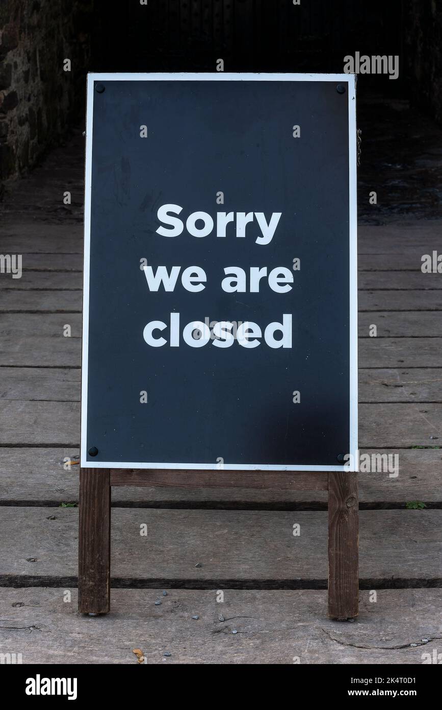 Sorry we are closed information notice board sign on a chalkboard ...