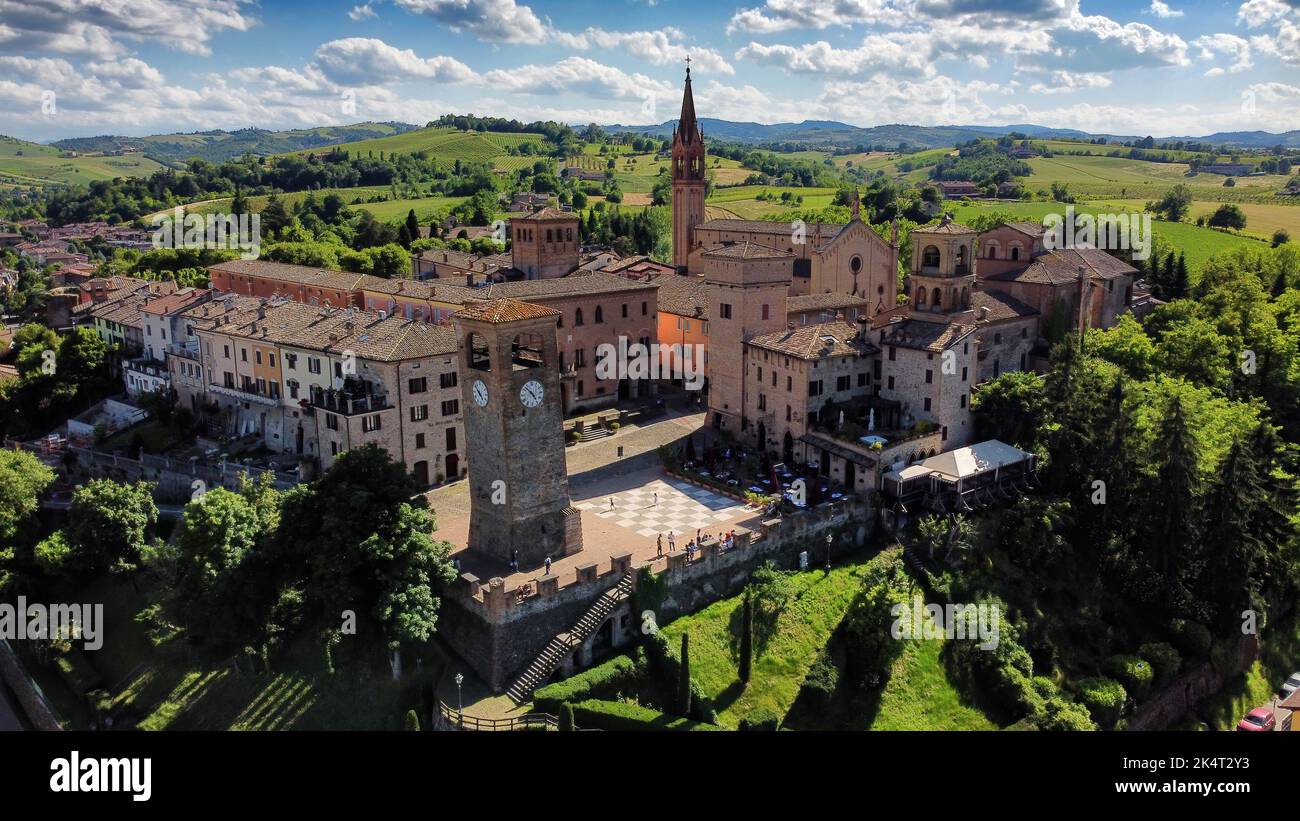 Castelvetro di Modena village seen from above Stock Photo - Alamy