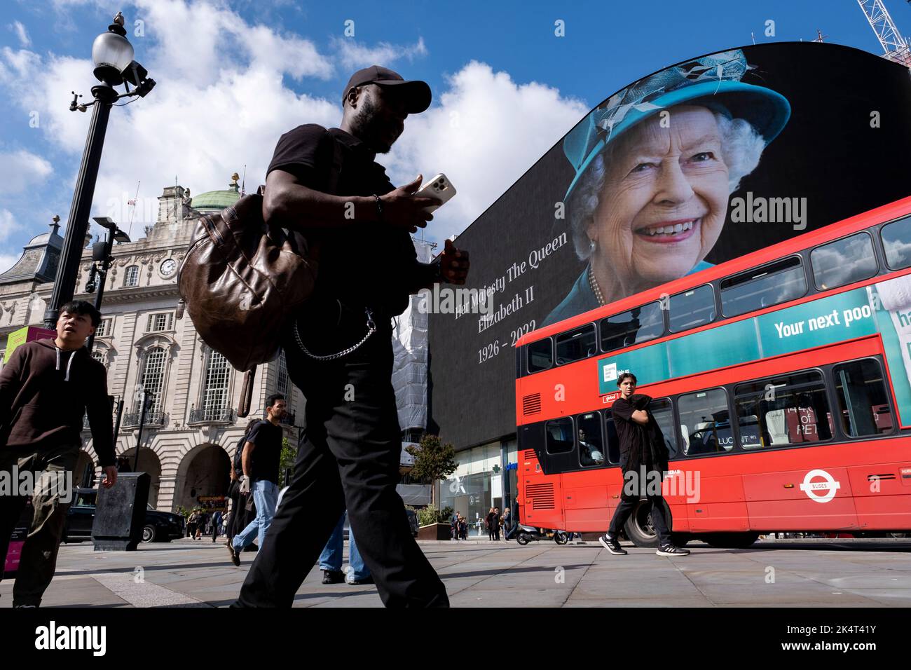 With advertising suspended, visitors and tourists at Piccadilly Circus ...