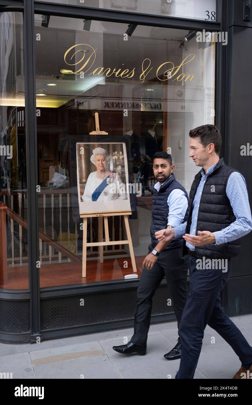 Image of the Queen in the shop window of Davies & Son on Saville Row ...
