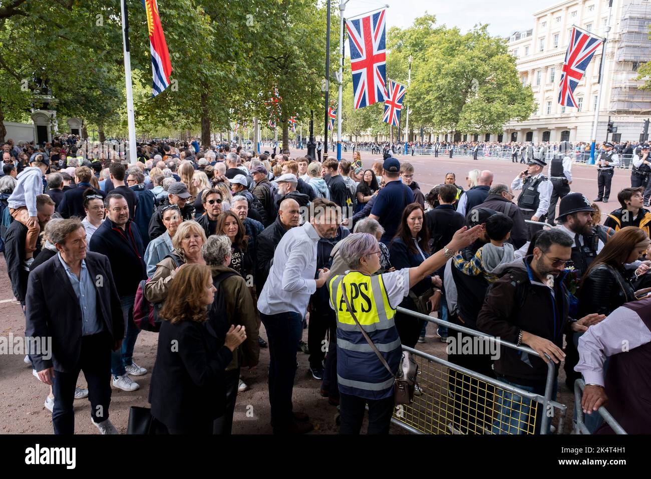 Crowds gather before the procession of the coffin carrying Queen ...