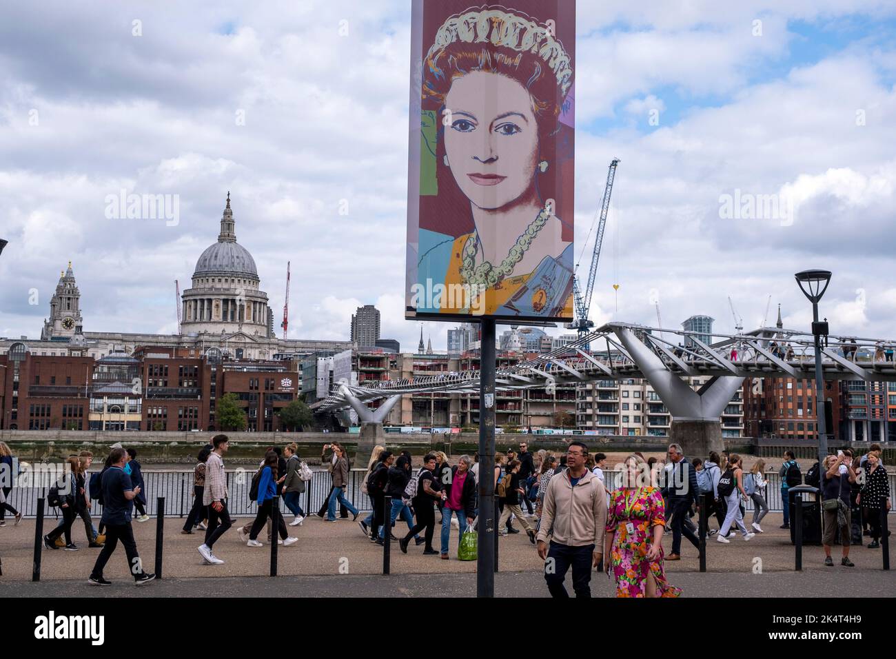 Images of the Queen as long queues of people on the Southbank ...