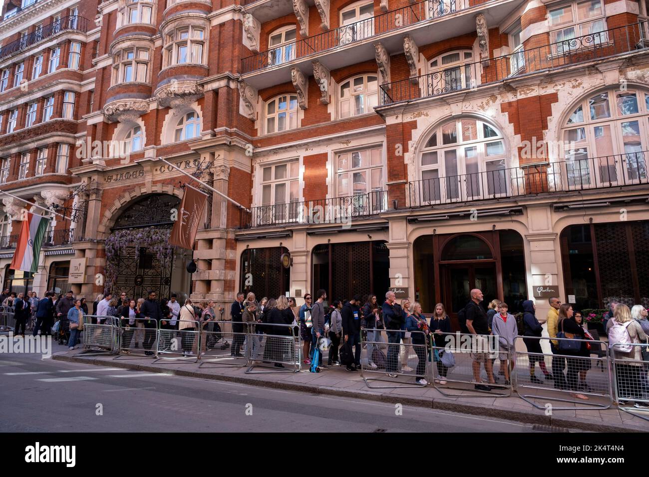 Long queue of people wait in line to leave flowers in Green Park as ...