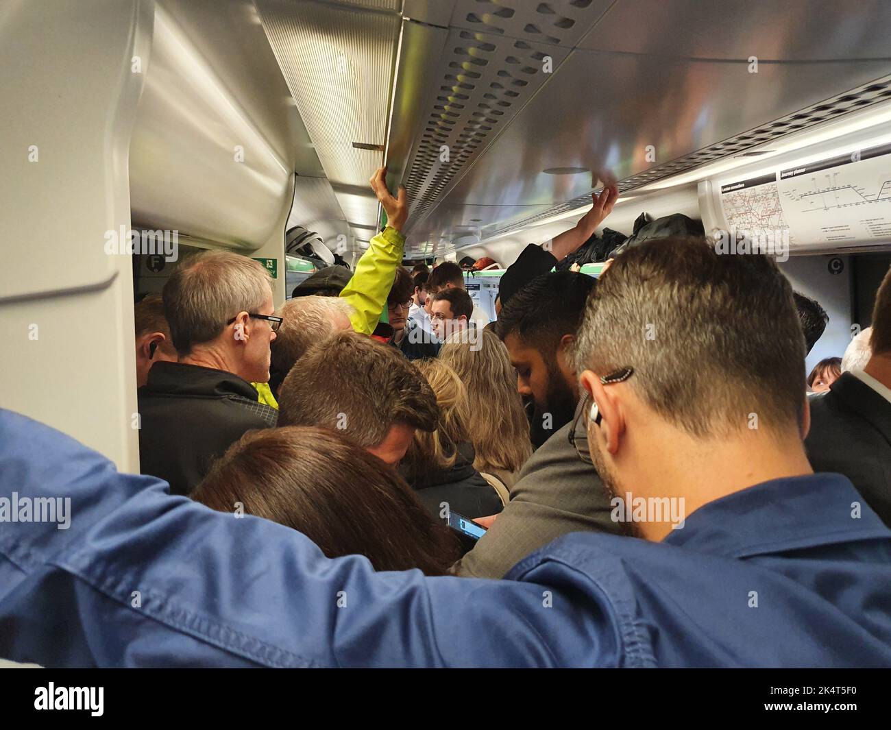 London, UK. 03rd Oct, 2022. A train is very busy as passengers are ...