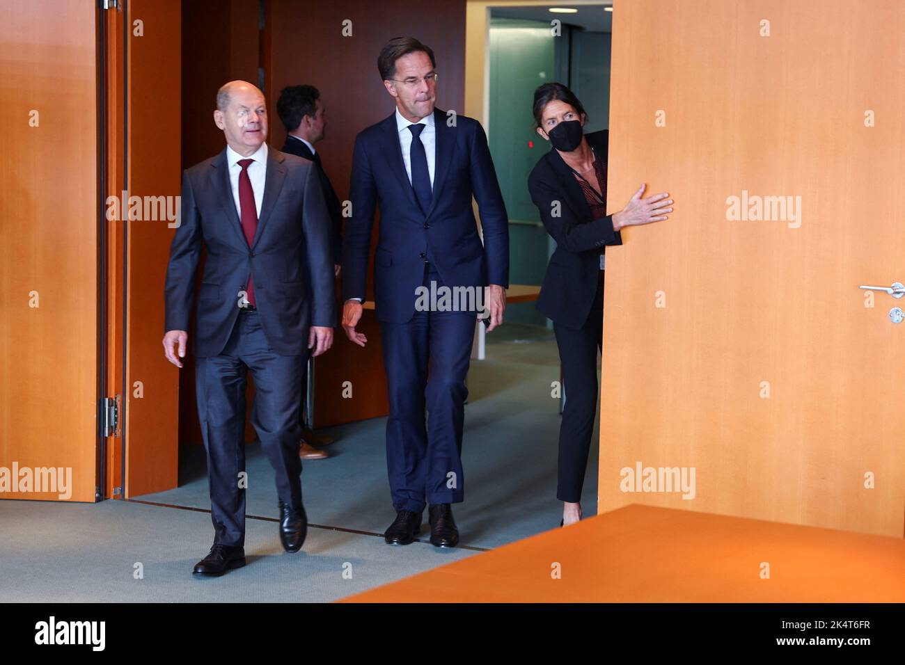 Berlin, Germany. 04th Oct, 2022. German Chancellor Olaf Scholz (l, SPD ...