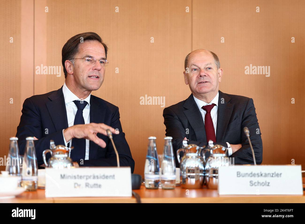 Berlin, Germany. 04th Oct, 2022. German Chancellor Olaf Scholz (r, SPD ...
