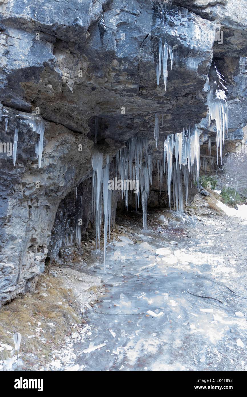 Snowy icicles hi-res stock photography and images - Alamy
