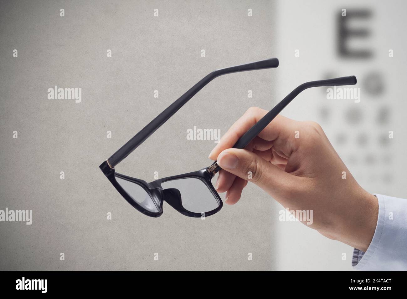 Woman reading eye test chart hi-res stock photography and images - Alamy