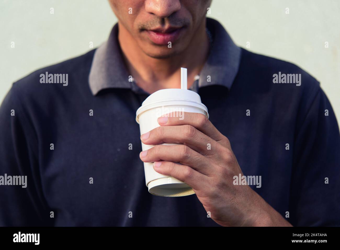 The man show the coffee paper cup Stock Photo - Alamy