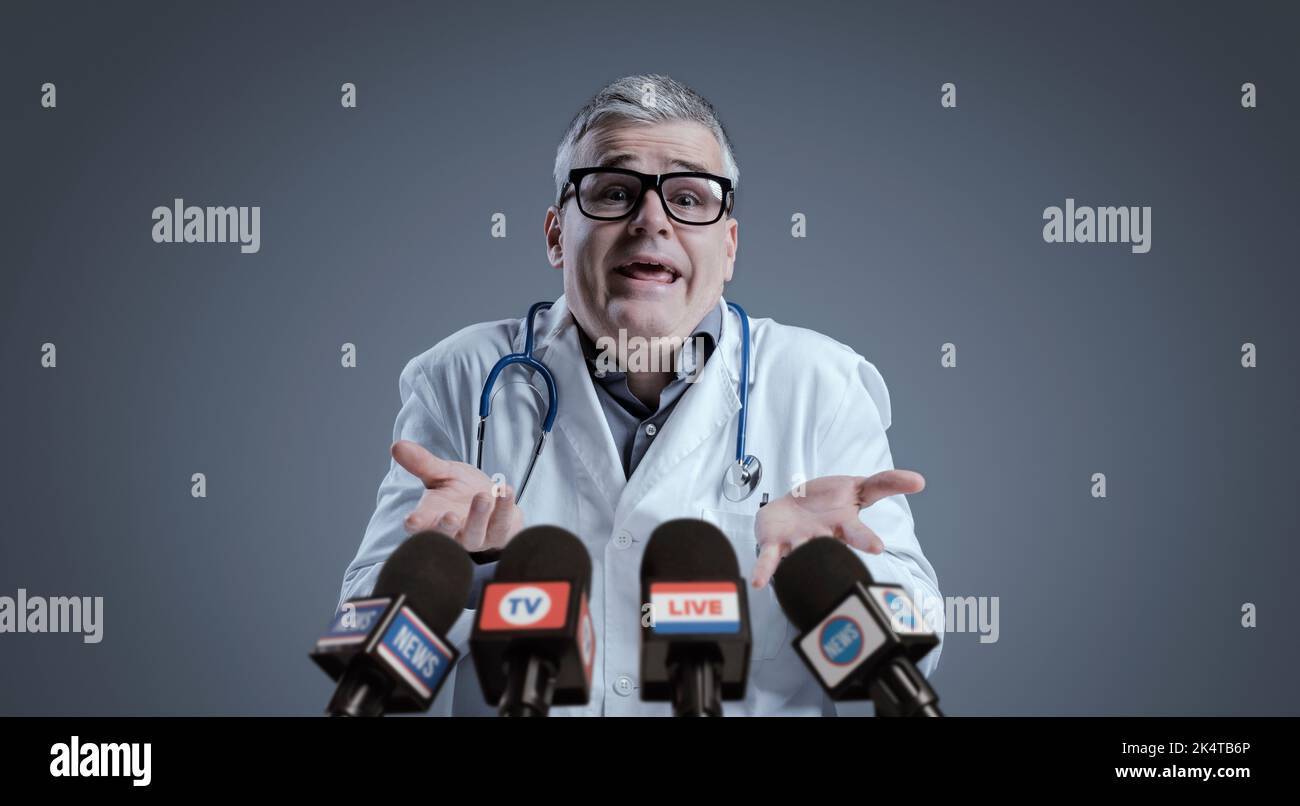 Journalist interview scientist hi-res stock photography and images - Alamy