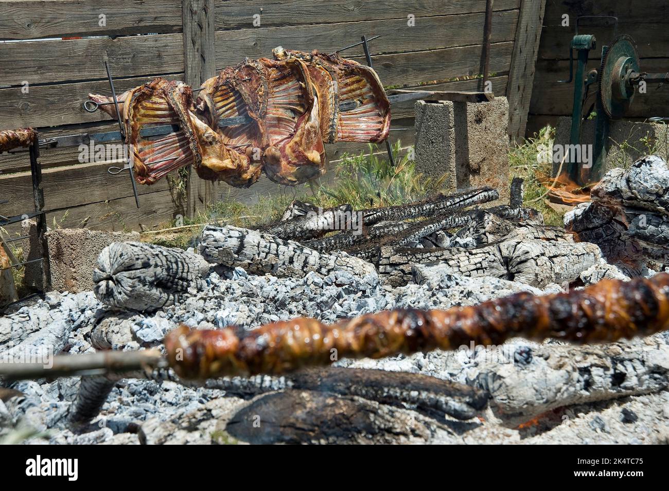 Spit roast sheep hi-res stock photography and images - Alamy