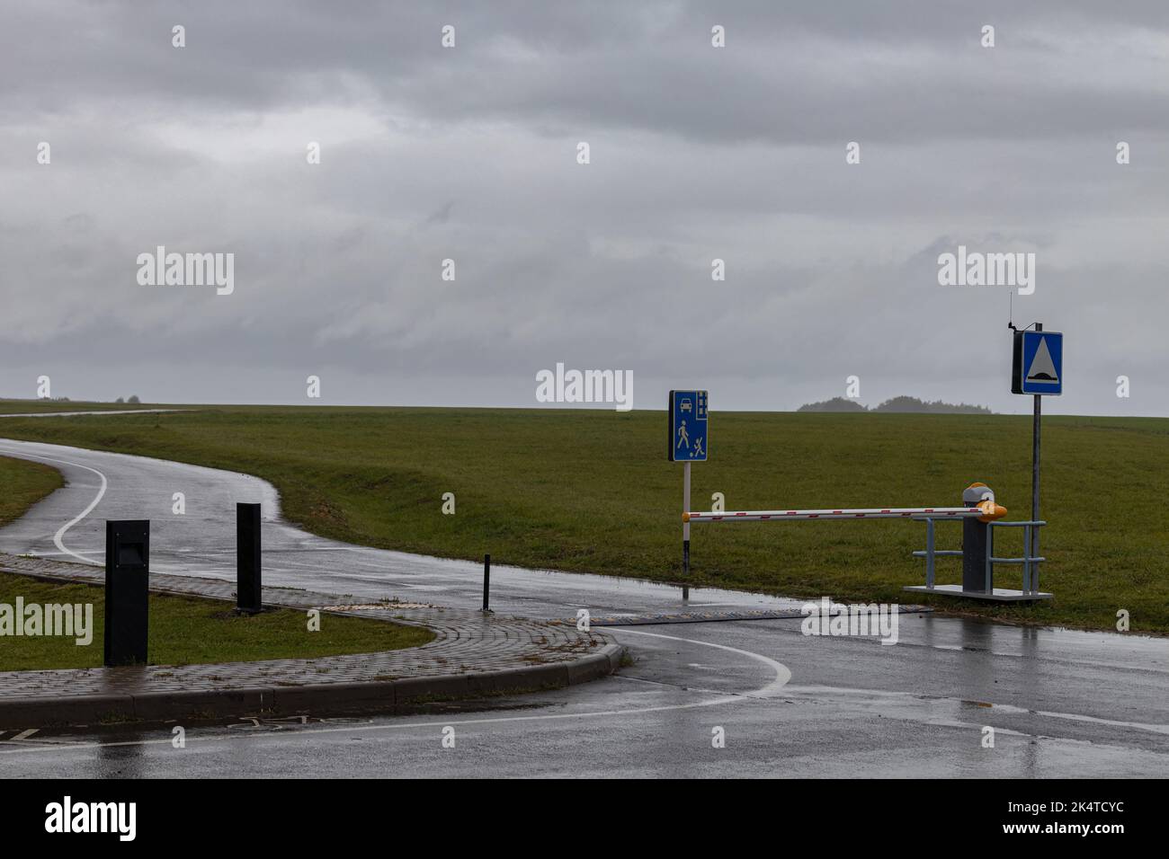 Checkpoint barrier road hi-res stock photography and images - Alamy