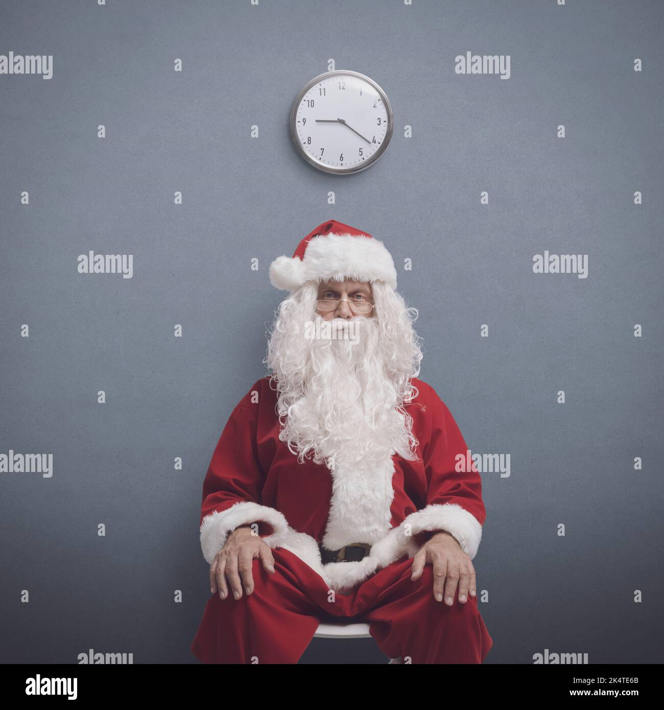 Santa claus sitting on a chair hi-res stock photography and images - Alamy