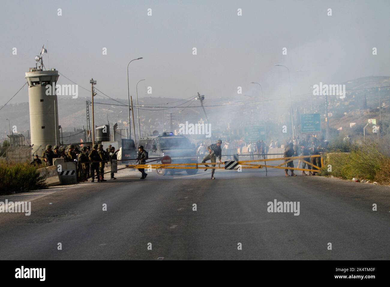 Israeli army forces fires tear gas canisters at Jewish settlers to ...