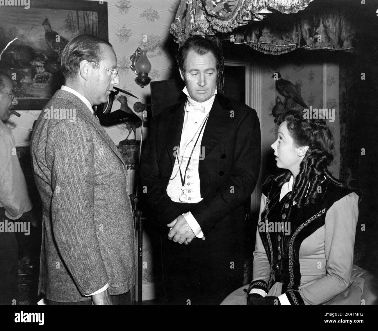 Hollywood 1940s filming on set hi-res stock photography and images - Alamy