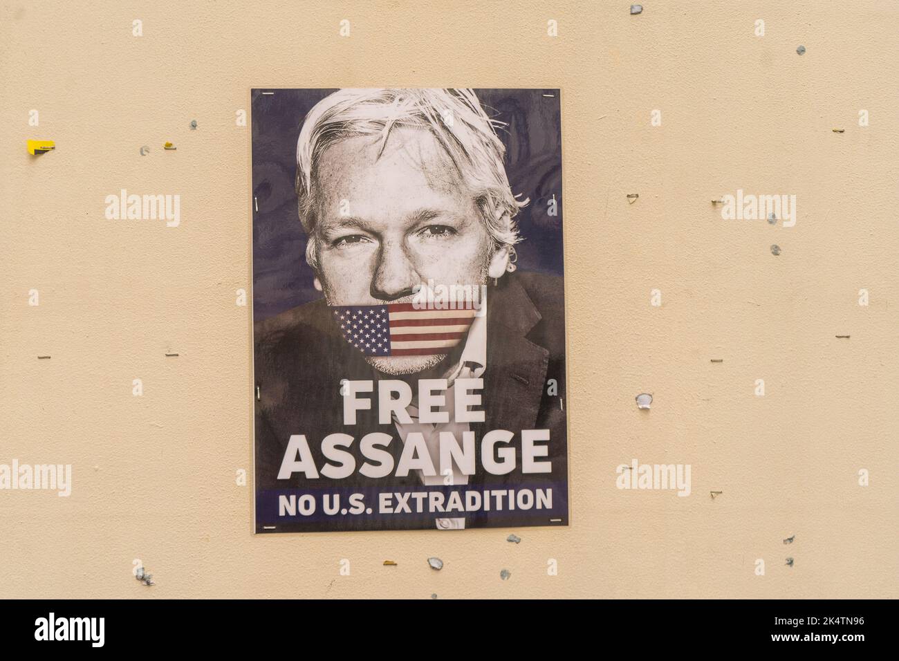 Free assange posters hi-res stock photography and images - Alamy