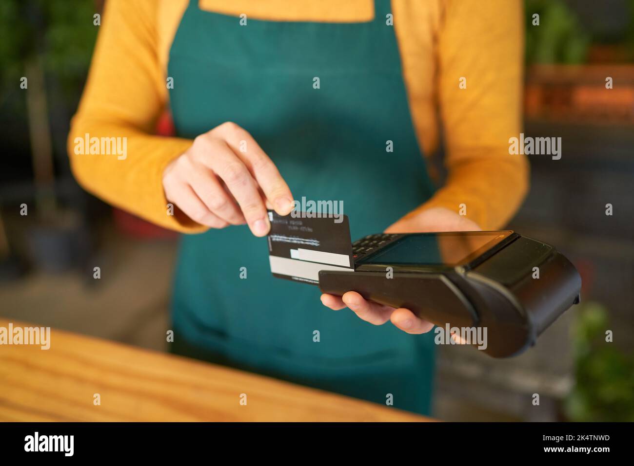 Cashless payment at the card terminal with a credit card or giro card ...