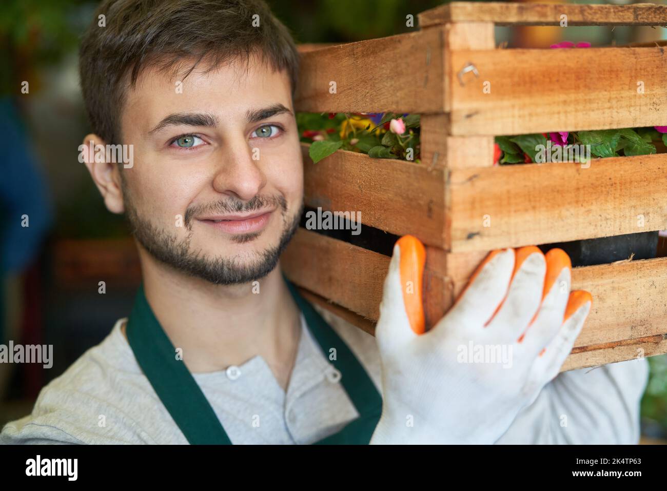 Man carry box on shoulder hi-res stock photography and images - Alamy