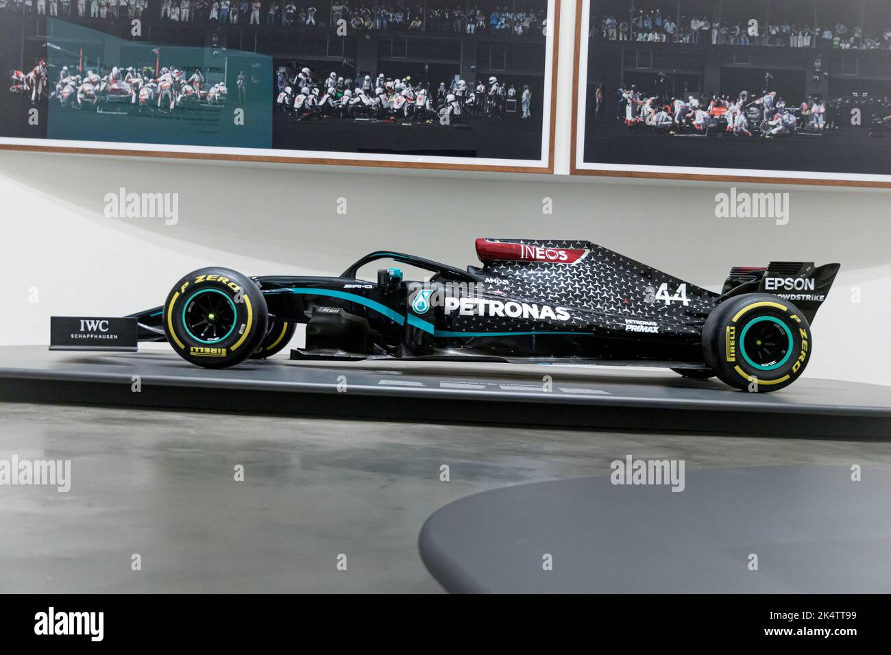 F1 car side view hi-res stock photography and images - Alamy